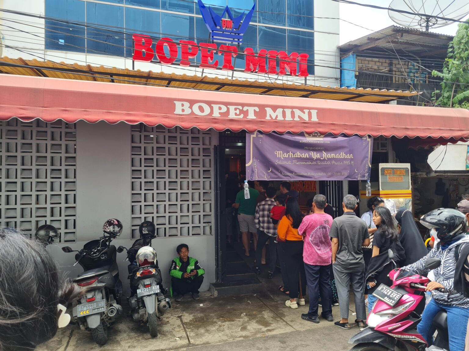 行列のできるパダン料理：Bopet Mini｜Hore!ジャカルタ・ディスカバリー